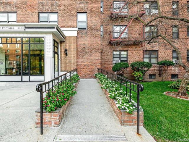 100 1 th Road, Unit 421 | Compass