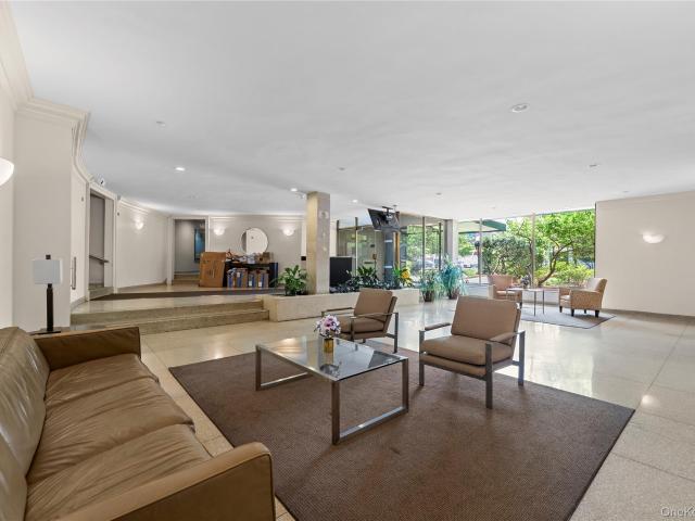 100 25 Queens Boulevard 4JJ