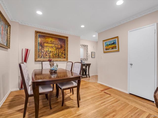 100 25 Queens Boulevard 6E