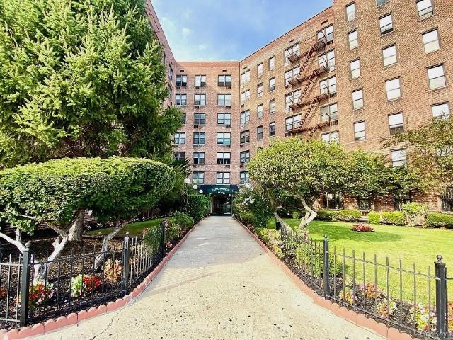 100 25 Queens Boulevard, Unit 2R