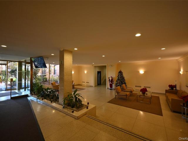 100 25 Queens Boulevard, Unit 7M