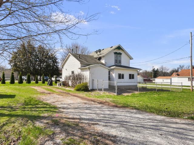 100 4th Avenue E