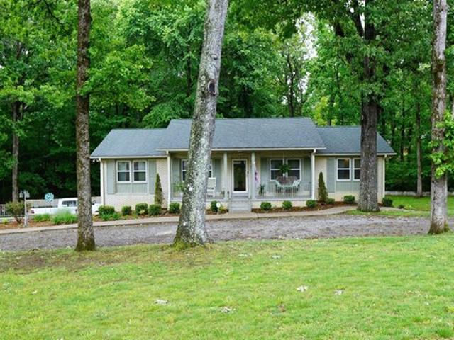 100 Canary Dr, Dickson, TN 37055