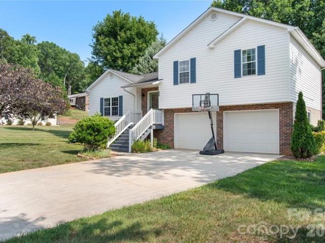 100 Carriage Hills Dr, Morganton, NC 28655