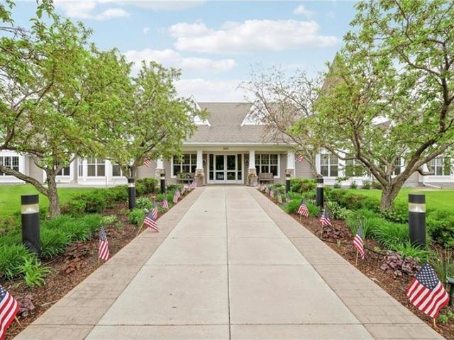 100 Clydesdale Trl Apt 113, Medina, MN 55340