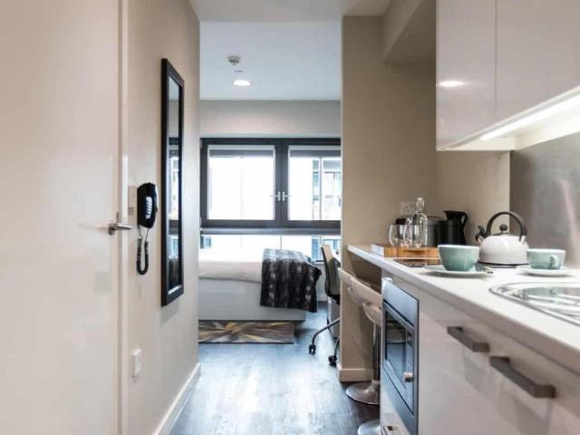 100 Bedroom Shared Living/roommate London London LS90563925