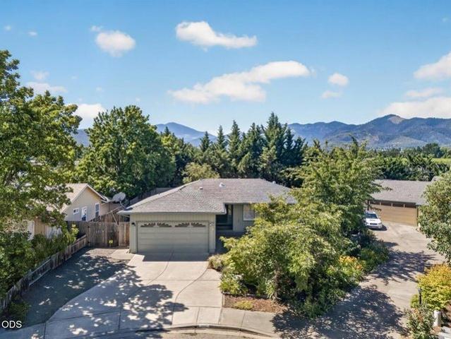 100 Brierwood Dr, Talent, OR 97540