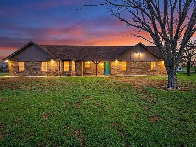 100 Green Meadows Cir, Springtown, TX 76082