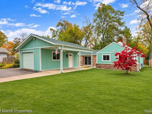 100 Danforth St, White Lake, MI 48386