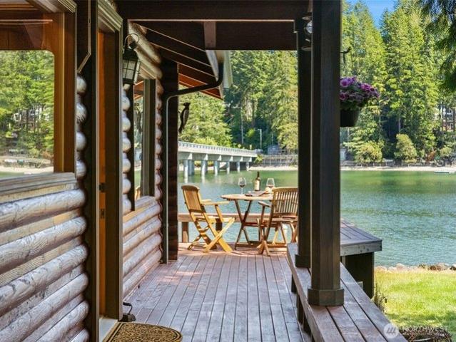 100 E Treasure Island Dr, Allyn, WA 98524