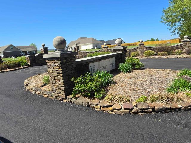 100 Emerald LN