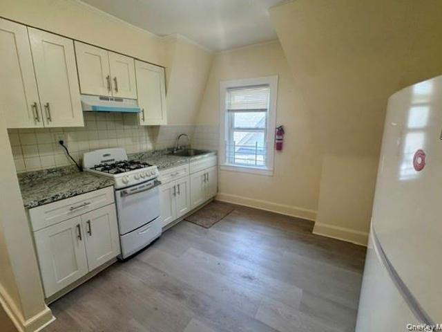 100 Earle Avenue 3