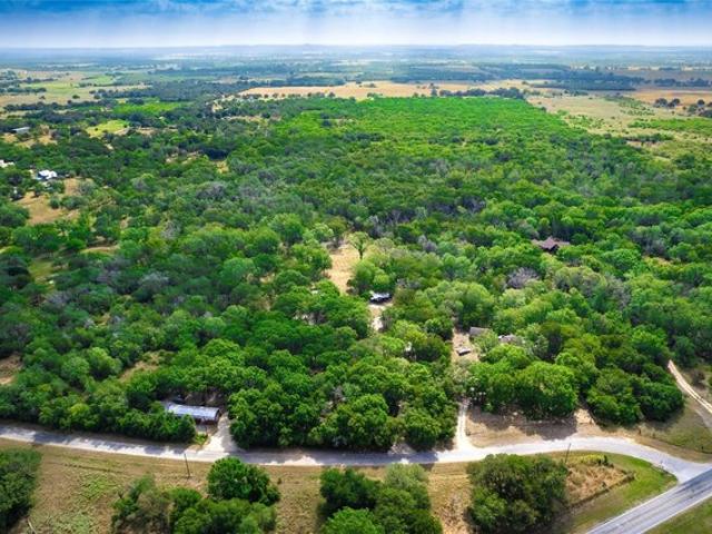 100 Ebbon Rd, Luling, TX 78648