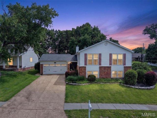 100 Holly Green Dr, Ballwin, MO 63021