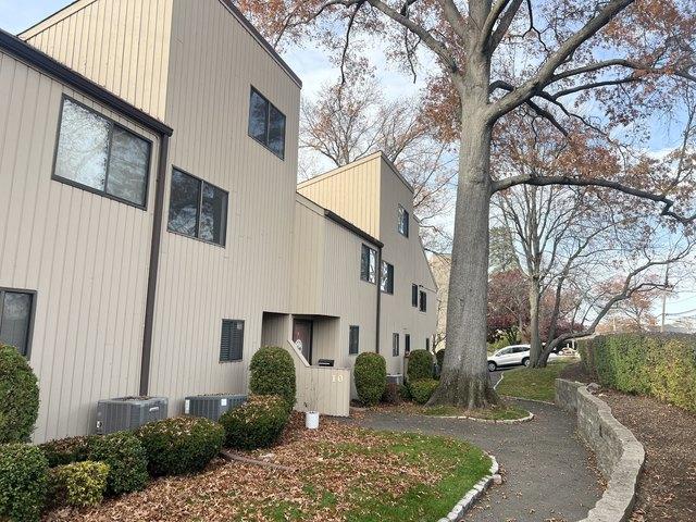 100 Hope St Apt 10, Stamford, CT 06906