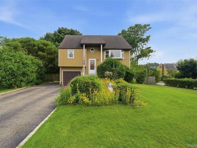100 Harrisburg St, Bay Shore, NY 11706