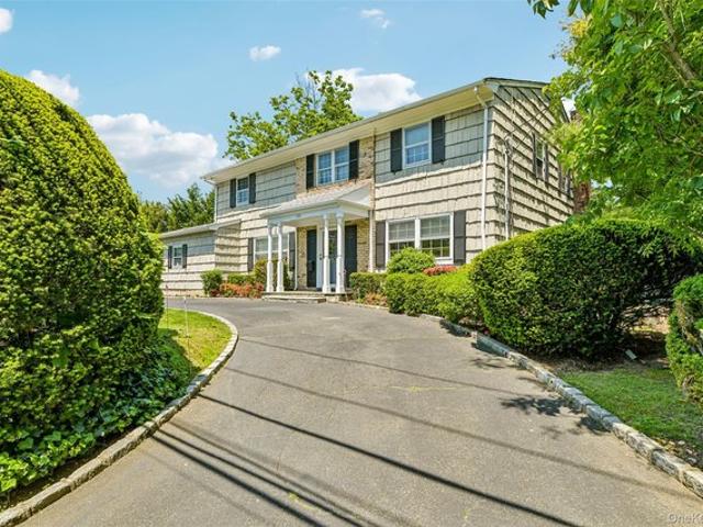 100 Hewlett Neck Rd, Hewlett Neck, NY 11598