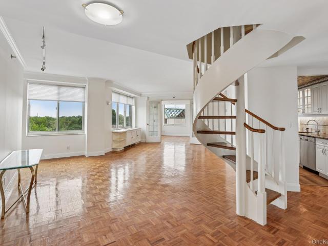 100 Hilton Avenue 907