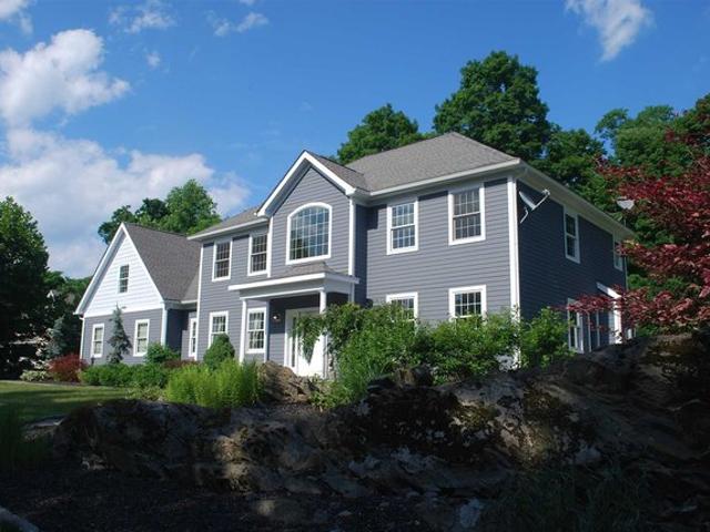 100 Huyler Dr, Hyde Park, NY 12538