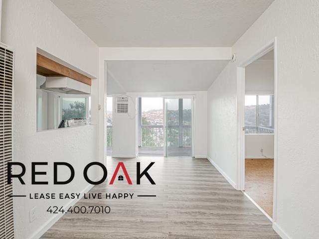 ~$100 OFF Each Month~ Breathtaking Two Bedroom Featuring Expansive Balcony, Phenomenal Views, Included Stove/Oven, On Site Laundry, and Included Parking ~ In Charming Mt Washington! *MOVE IN SPECIAL