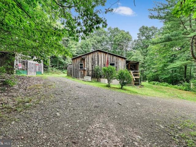 100 Lighthouse Ln, Pine Grove, PA 17963