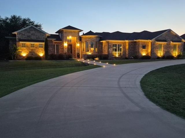 100 Maverick Ct, Granbury, TX 76049