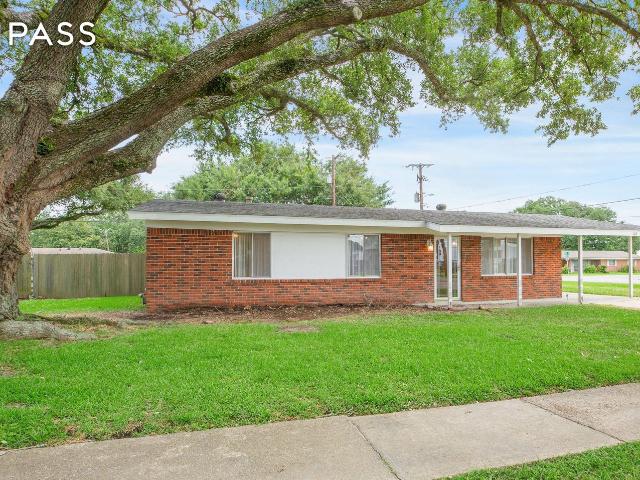 100 Maple Dr, Lafayette, LA