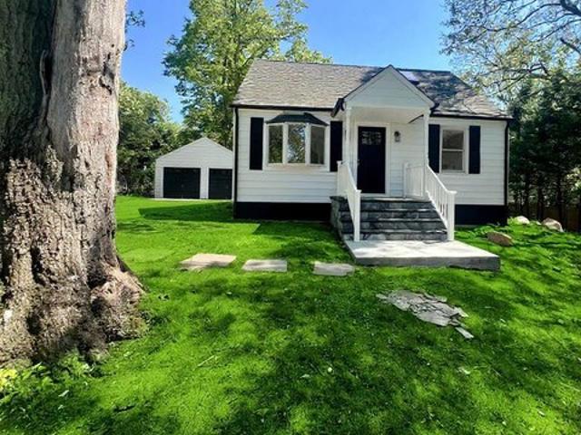 100 Maple Ln, Medford, NY 11763