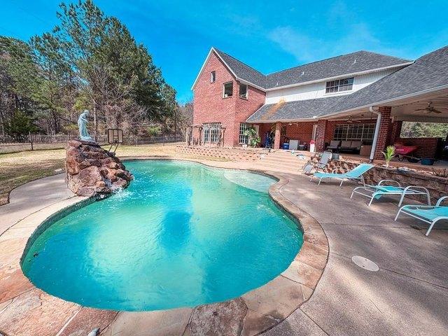 100 Saint Andrews Dr, Palestine, TX 75803