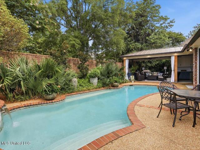 100 Summers Lane