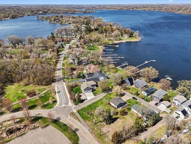 100 Peninsula Rd, Medicine Lake, MN 55441