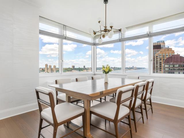 100 RIVERSIDE Boulevard 27B