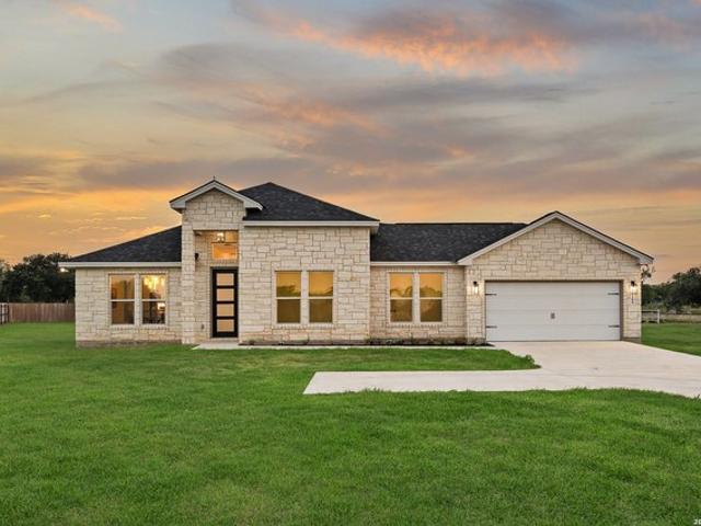 100 W Medium Meadow Dr, Lytle, TX 78052