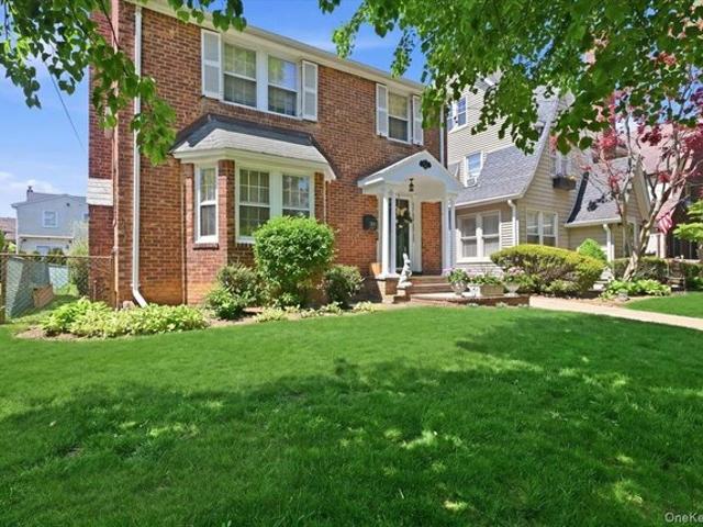 100 W Poplar St, Floral Park, NY 11001
