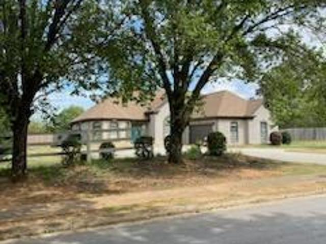 100 Wyckliffe Dr, Locust Grove, GA 30248 | MLS #10719 | Compass