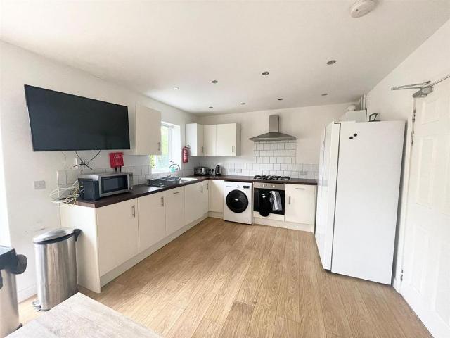 £100pppw excl bills* Middle Street. 6 bed detached house to rent £2,607 pcm £602 pw