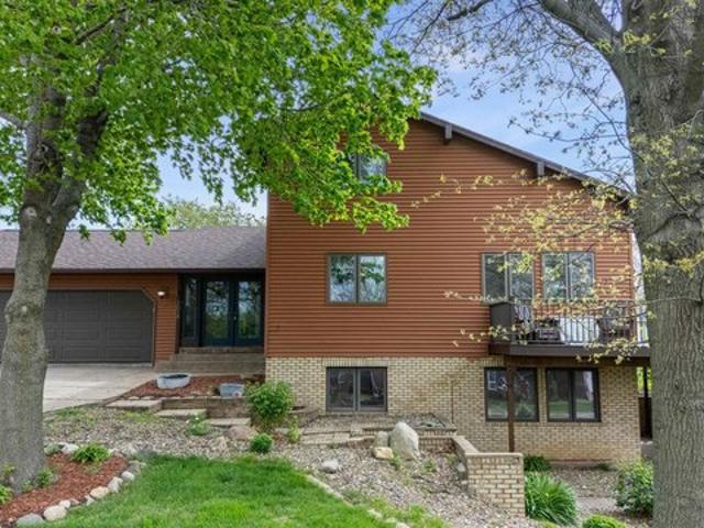 1014 Oakland Dr, Tama, IA 52339