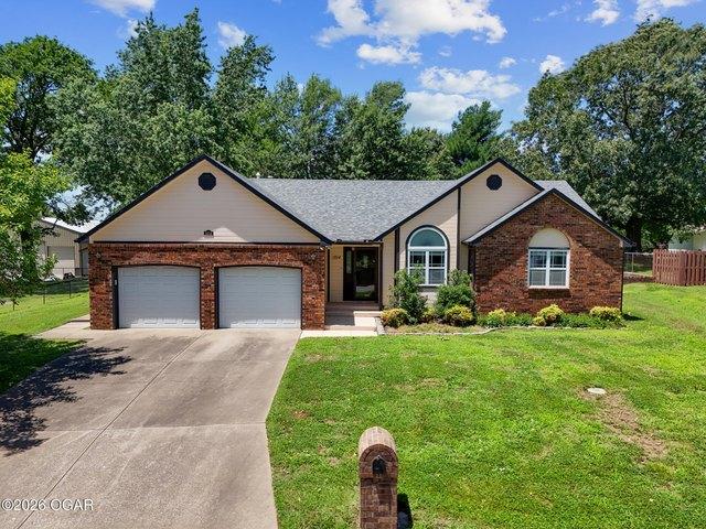 1014 Country Side Dr, Webb City, MO 64870