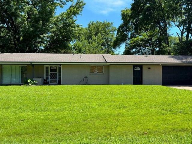 1014 SE 3rd St, Wagoner, OK 74467