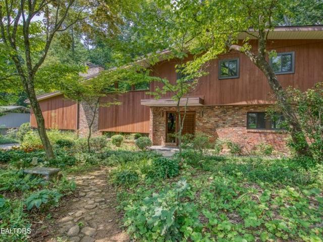 1014 W Outer Dr, Oak Ridge, TN 37830
