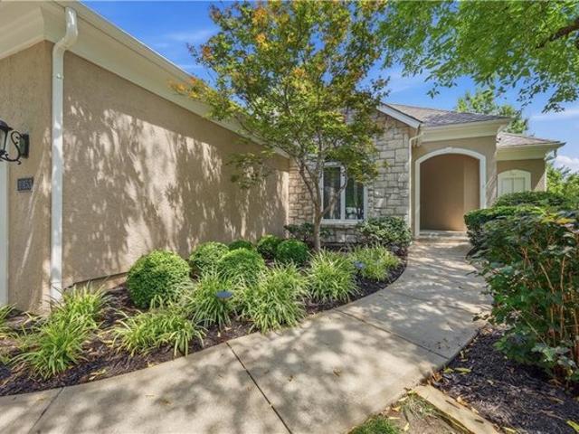 10153 S Shadow Cir, Olathe, KS 66061