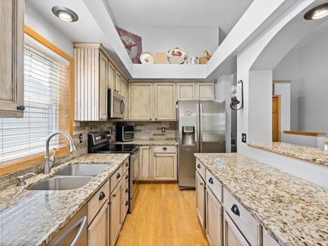 10154 Country Club Curv, Woodbury, MN 55129