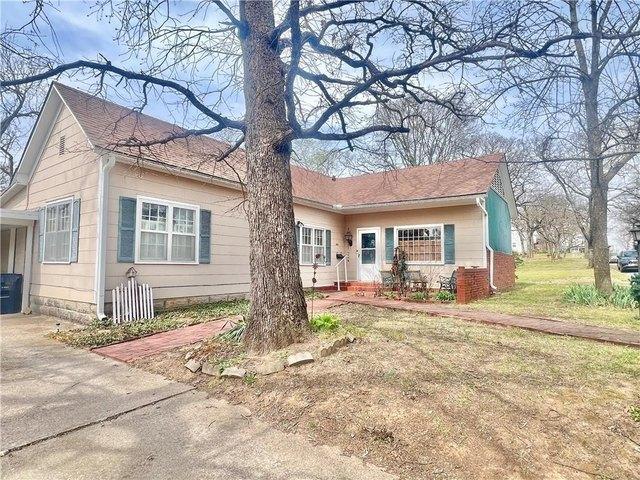 1015 N 2nd St, Independence, KS 67301