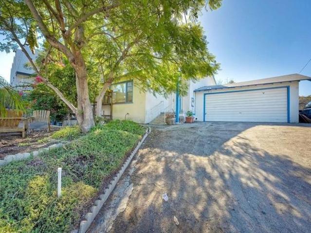 1015 Oak Dr, Vista, CA 92084