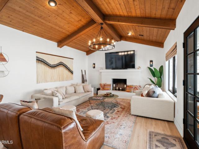 1015 e country gables drive