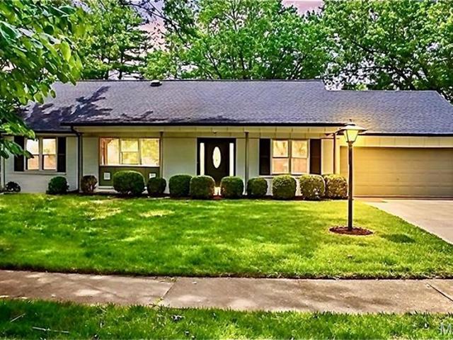 1015 Fernway Ln, Saint Louis, MO 63141