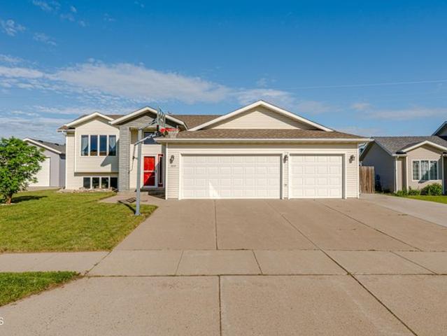 1015 Plainview Dr SE, Mandan, ND 58554