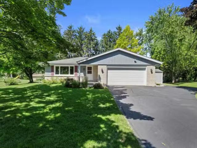 1015 PLATEAU LN, WAUKESHA, WI 53186 Single Family Residence Fo.