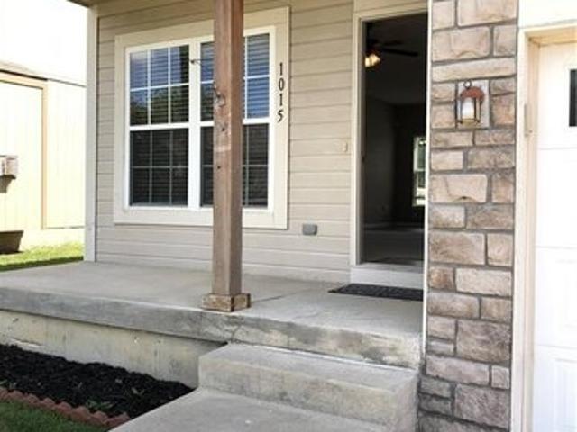 1015 Tamarisk Dr, Leavenworth, KS 66048
