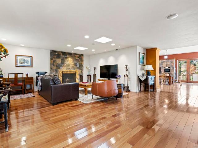 1015 W Via Rancho